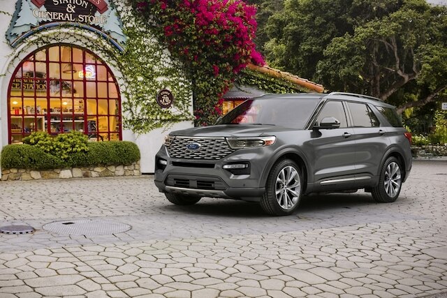 2023 Ford Explorer® Platinum model in front of a store covered in shrubbery